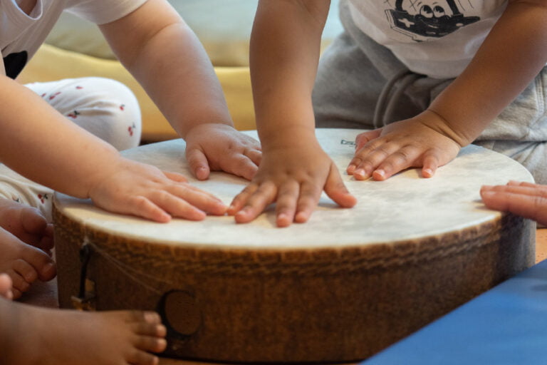 Rythme et percussions dans l'éveil musical du tout-petit - Enfance et ...